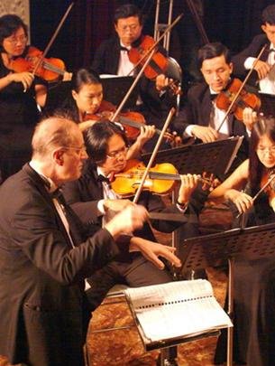 Nhạc trưởng Đan Mạch Frans Rasmussen giao lưu với sinh viên - Tuổi Trẻ ...