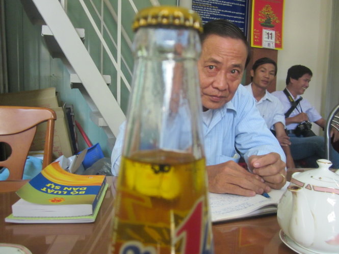 Đưa đi giám định chai nước ngọt Tân Hiệp Phát - Tuổi Trẻ Online