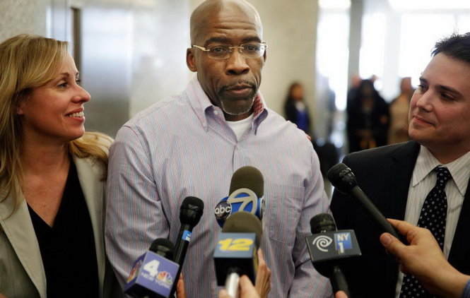 Ngồi tù oan 25 năm, nhận bồi thường 6,25 triệu USD - Tuổi Trẻ Online