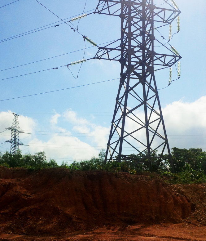 Đào trộm đất ngay chân cột điện cao thế, sợ chưa?! - Tuổi Trẻ Online